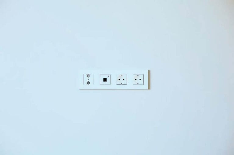 What is the Standard Outlet Height From the Floor? - HOMIVI