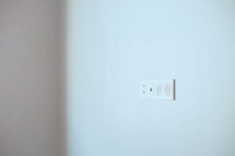 What is the Standard Outlet Height From the Floor? - HOMIVI